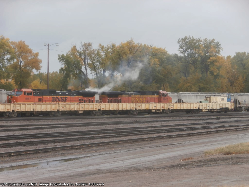 BNSF 4912 + 1087 with White Smoke